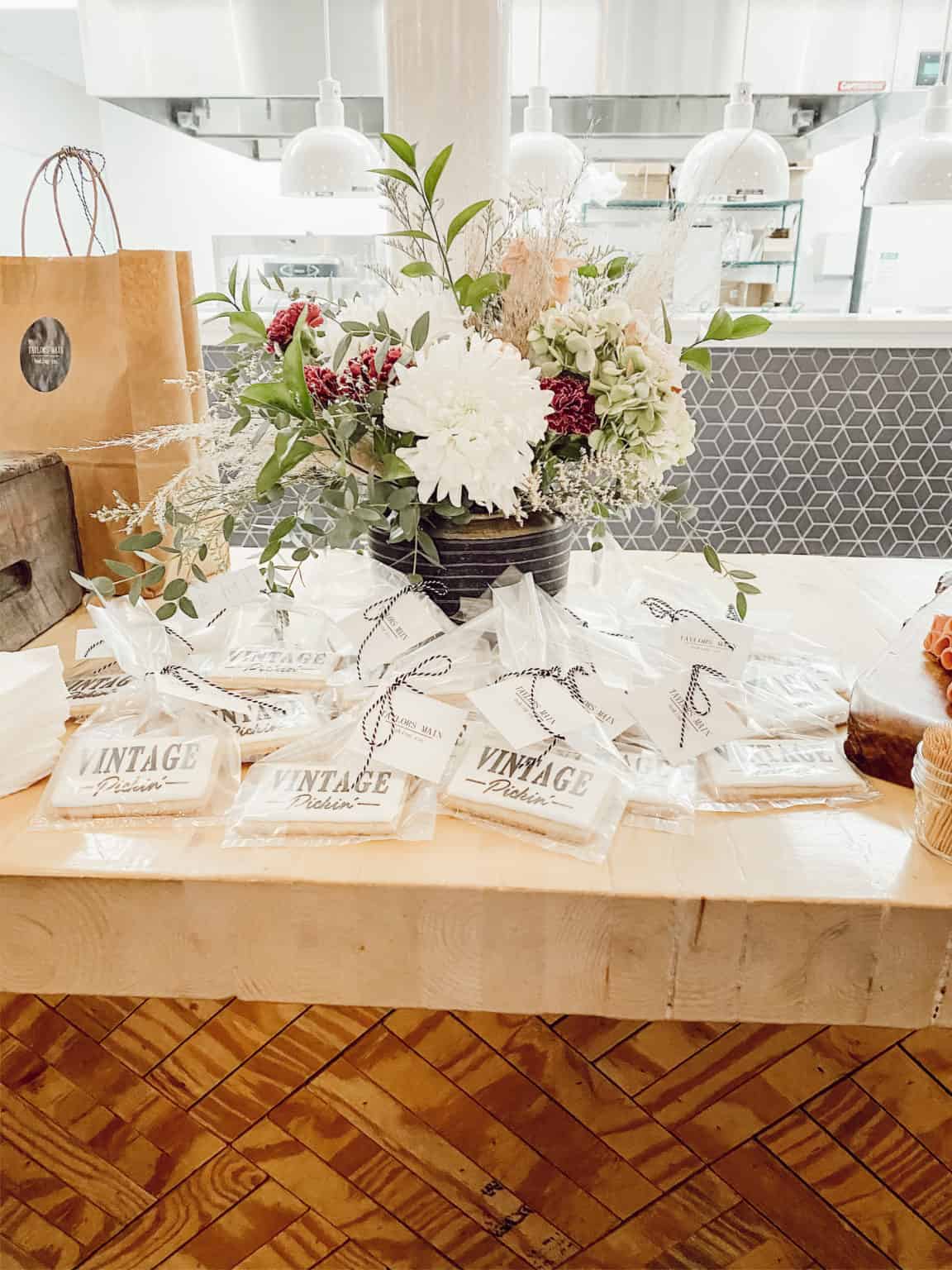 A Weekend Full of Vintage Goodies and Friends - Mornings on Macedonia